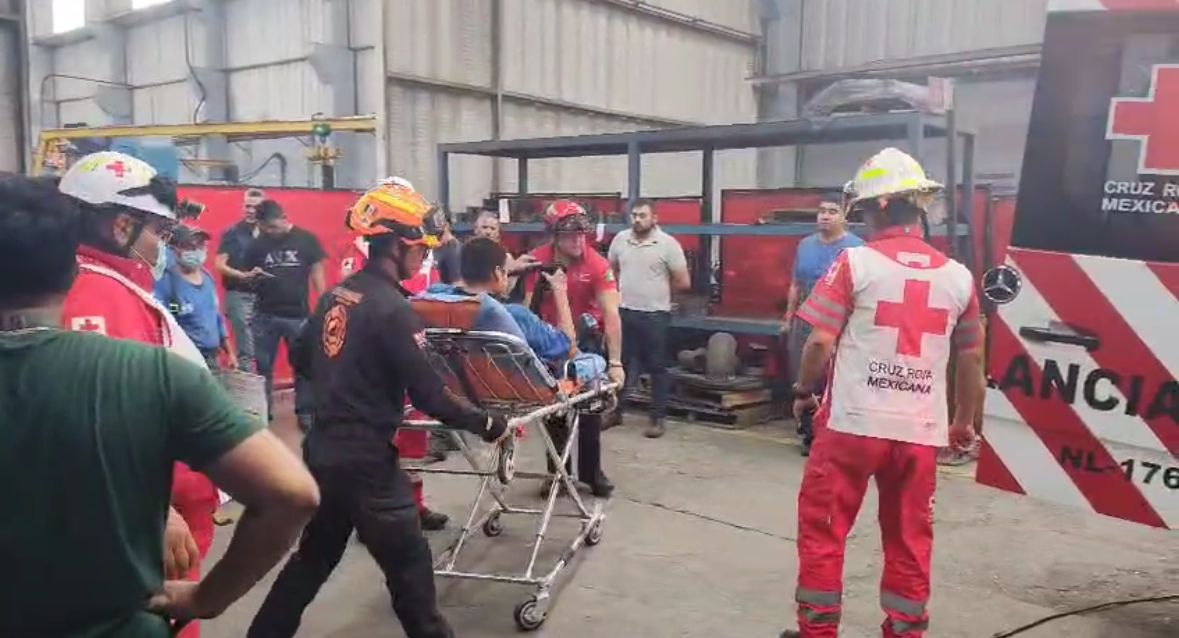 Accidente laboral deja a trabajador atrapado en máquina en Monterrey
